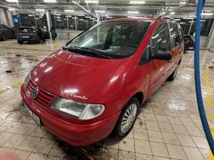 Red Volkswagen Sharan 2000 in Vilnius, with an engine capacity of 1.90 L and mileage of 399 thousand km for 1200 €, photo 4 on AUTOMOTO.COM.LV