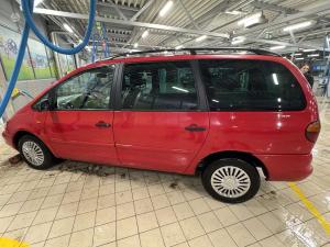 Red Volkswagen Sharan 2000 in Vilnius, with an engine capacity of 1.90 L and mileage of 399 thousand km for 1200 €, photo 7 on AUTOMOTO.COM.LV