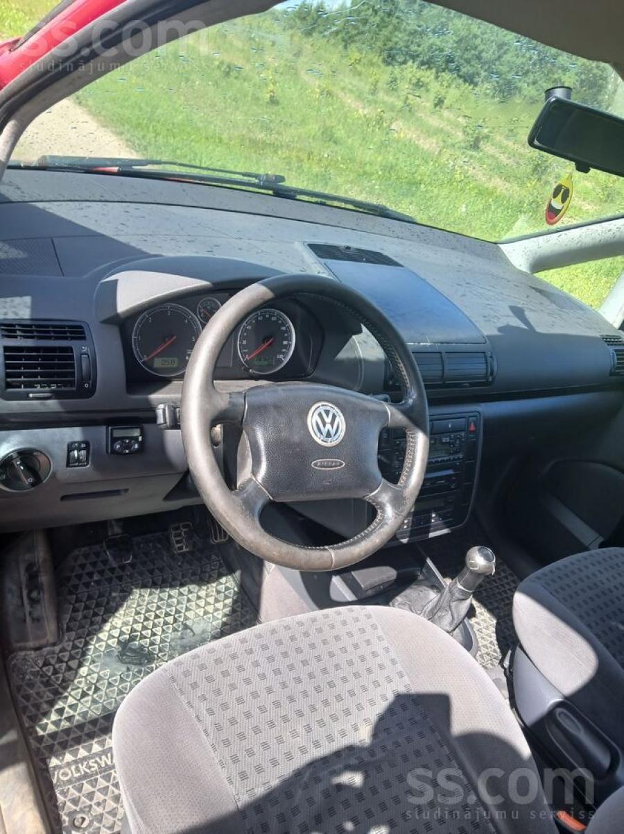 Sarkans Volkswagen Sharan 2000 Rēzekne, ar dzinēja tilpumu 1.90 L un nobraukumu 288 tūkst. km par 2000 €, foto 4 vietnē AUTOMOTO.COM.LV