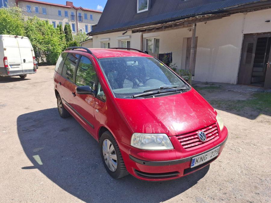 Red Volkswagen Sharan 2001 in Vilnius, with an engine capacity of 1.90 L and mileage of 307 thousand km for 900 €, photo 4 on AUTOMOTO.COM.LV