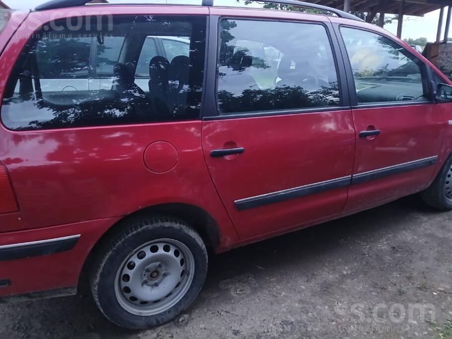 Sarkans Volkswagen Sharan 2004 Rēzekne, ar dzinēja tilpumu 1.90 L un nobraukumu 339 tūkst. km par 1000 €, foto 3 vietnē AUTOMOTO.COM.LV