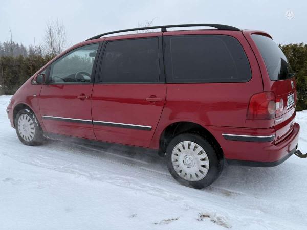 Red Volkswagen Sharan 2006 in Vilnius, with an engine capacity of 1.97 L and mileage of 348 thousand km for 2500 €, photo 7 on AUTOMOTO.COM.LV