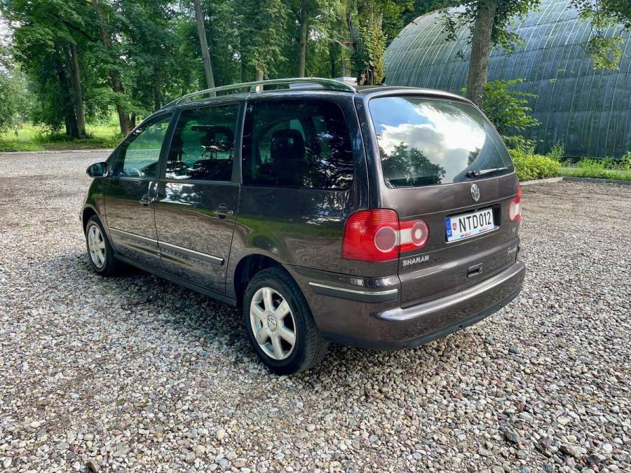 Red Volkswagen Sharan 2006 in Vilnius, with an engine capacity of 1.90 L and mileage of 421 thousand km for 2200 €, photo 3 on AUTOMOTO.COM.LV