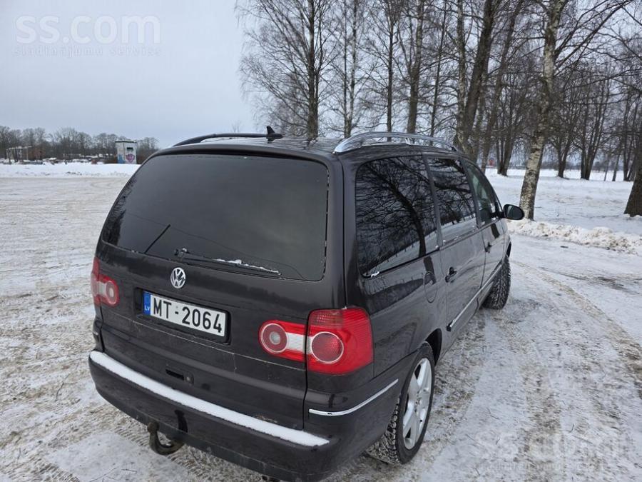 Red Volkswagen Sharan 2007 in Riga, with an engine capacity of 2.00 L and mileage of 306 thousand km for 2650 €, photo 2 on AUTOMOTO.COM.LV