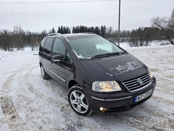 Red Volkswagen Sharan 2007 in Riga, with an engine capacity of 2.00 L and mileage of 306 thousand km for 2650 €, photo 4 on AUTOMOTO.COM.LV