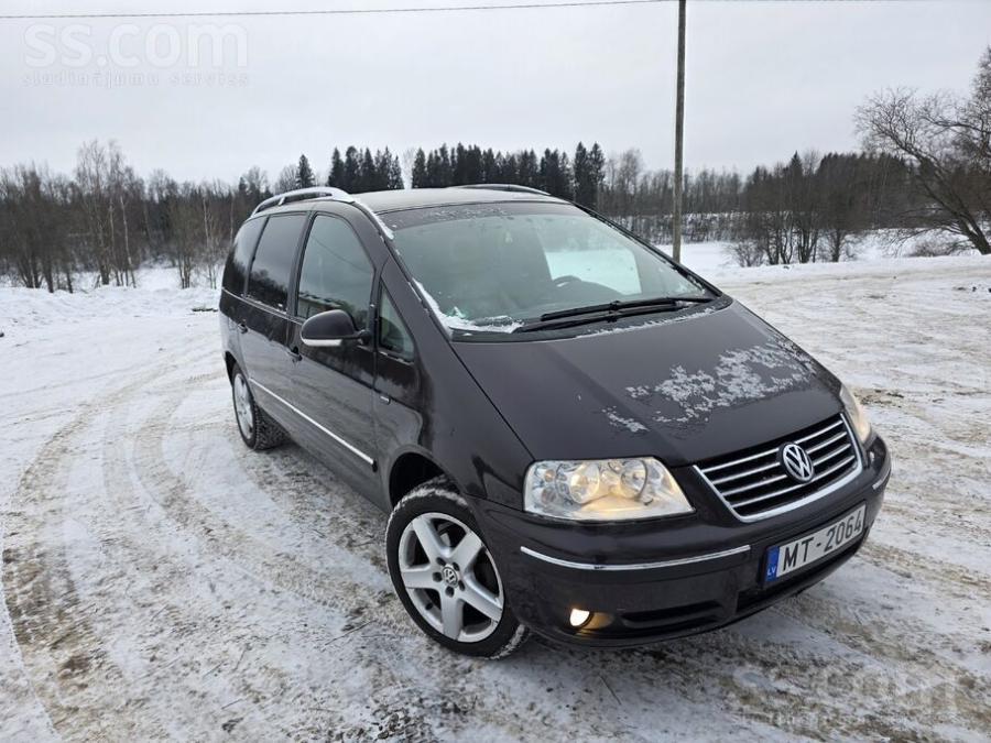 Red Volkswagen Sharan 2007 in Riga, with an engine capacity of 2.00 L and mileage of 306 thousand km for 2650 €, photo 4 on AUTOMOTO.COM.LV