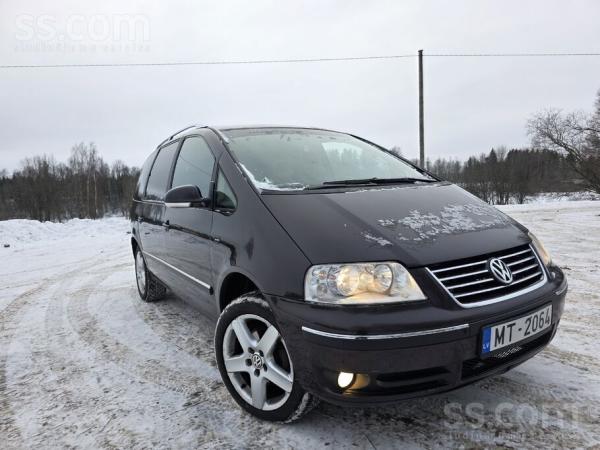 Red Volkswagen Sharan 2007 in Riga, with an engine capacity of 2.00 L and mileage of 306 thousand km for 2650 €, photo 5 on AUTOMOTO.COM.LV