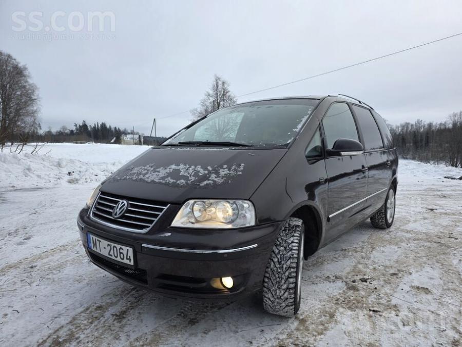 Red Volkswagen Sharan 2007 in Riga, with an engine capacity of 2.00 L and mileage of 306 thousand km for 2650 €, photo 7 on AUTOMOTO.COM.LV