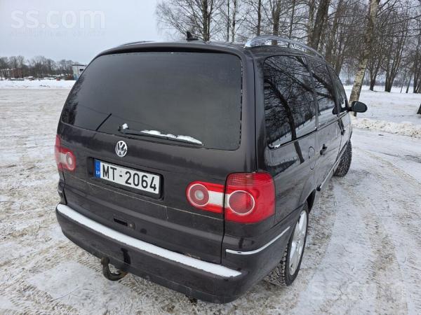 Red Volkswagen Sharan 2007 in Riga, with an engine capacity of 2.00 L and mileage of 306 thousand km for 2650 €, photo 9 on AUTOMOTO.COM.LV