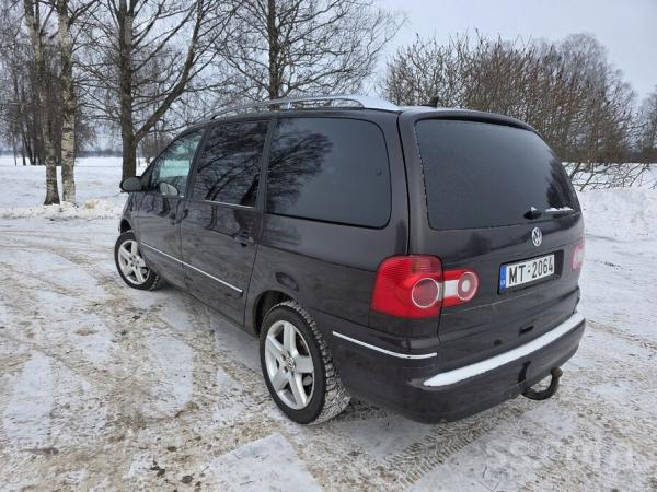 Red Volkswagen Sharan 2007 in Riga, with an engine capacity of 2.00 L and mileage of 306 thousand km for 2650 €, photo 10 on AUTOMOTO.COM.LV