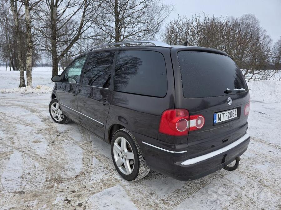 Red Volkswagen Sharan 2007 in Riga, with an engine capacity of 2.00 L and mileage of 306 thousand km for 2650 €, photo 10 on AUTOMOTO.COM.LV