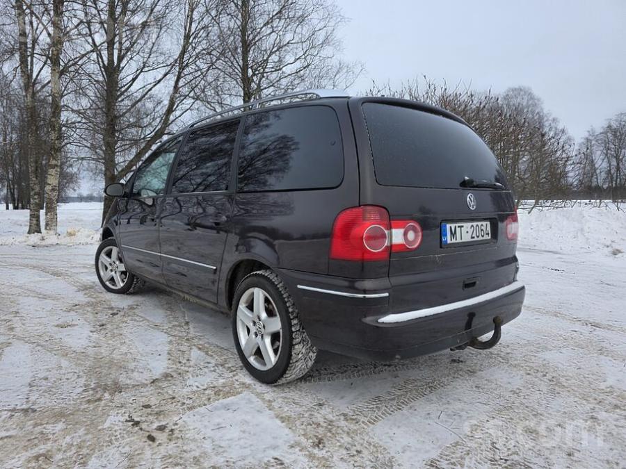 Red Volkswagen Sharan 2007 in Riga, with an engine capacity of 2.00 L and mileage of 306 thousand km for 2650 €, photo 11 on AUTOMOTO.COM.LV