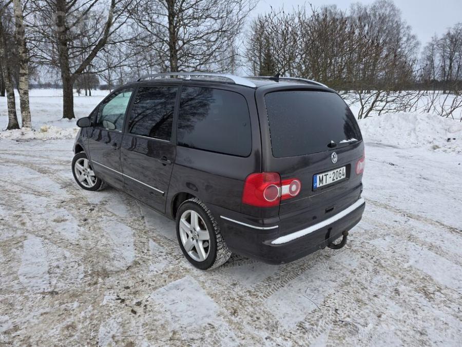 Red Volkswagen Sharan 2007 in Riga, with an engine capacity of 2.00 L and mileage of 306 thousand km for 2650 €, photo 12 on AUTOMOTO.COM.LV