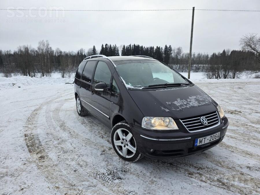 Red Volkswagen Sharan 2007 in Riga, with an engine capacity of 2.00 L and mileage of 306 thousand km for 2650 €, photo 13 on AUTOMOTO.COM.LV