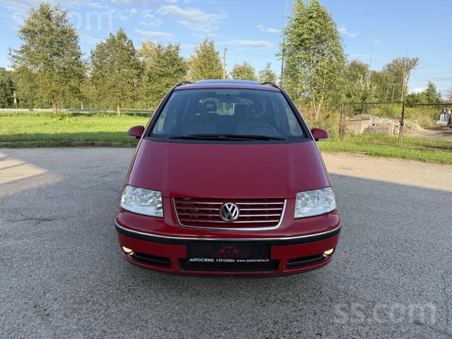 Red Volkswagen Sharan 2009 in Ogre, with an engine capacity of 2.00 L and mileage of 279 thousand km for 4799 €, photo 3 on AUTOMOTO.COM.LV