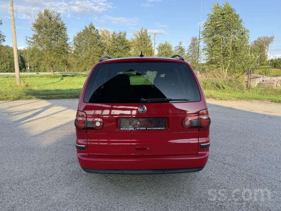 Red Volkswagen Sharan 2009 in Ogre, with an engine capacity of 2.00 L and mileage of 279 thousand km for 4799 €, photo 7 on AUTOMOTO.COM.LV