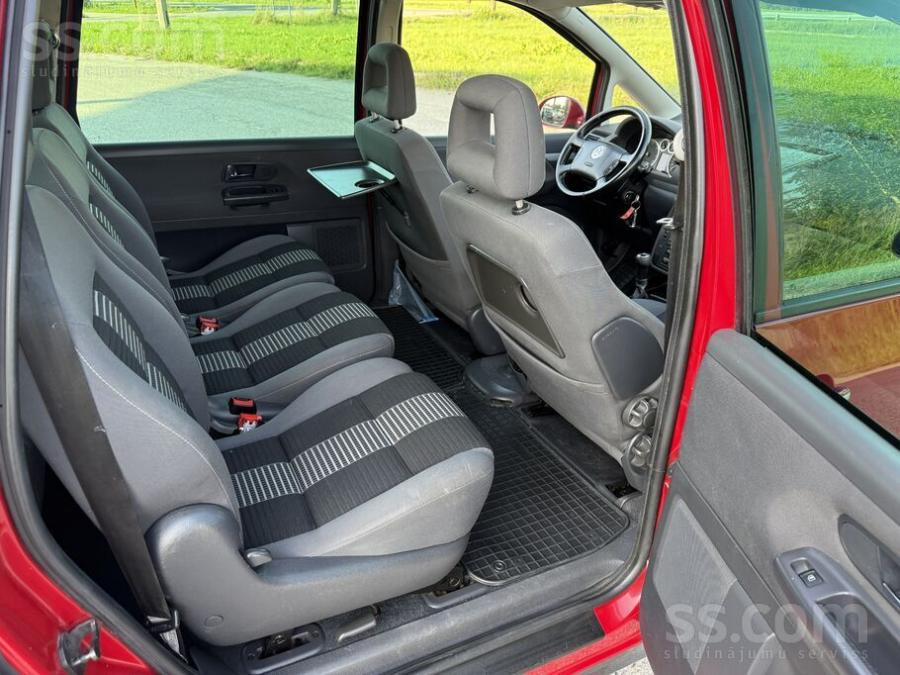 Red Volkswagen Sharan 2009 in Ogre, with an engine capacity of 2.00 L and mileage of 279 thousand km for 4799 €, photo 10 on AUTOMOTO.COM.LV