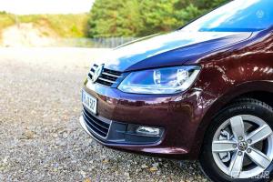 Red Volkswagen Sharan 2018 in Kretinga, with an engine capacity of 2.00 L and mileage of 278 thousand km for 13650 €, photo 3 on AUTOMOTO.COM.LV