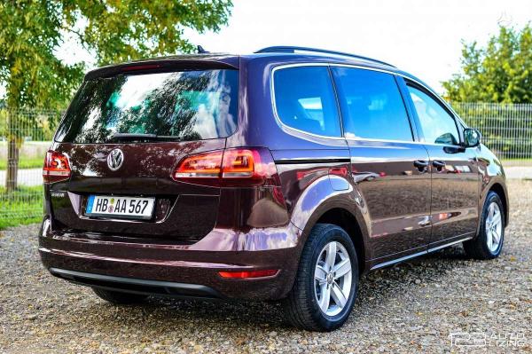 Red Volkswagen Sharan 2018 in Kretinga, with an engine capacity of 2.00 L and mileage of 278 thousand km for 13650 €, photo 7 on AUTOMOTO.COM.LV