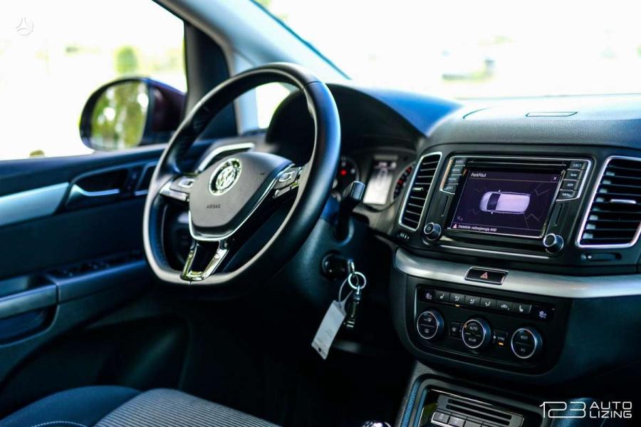 Red Volkswagen Sharan 2018 in Kretinga, with an engine capacity of 2.00 L and mileage of 278 thousand km for 13650 €, photo 12 on AUTOMOTO.COM.LV