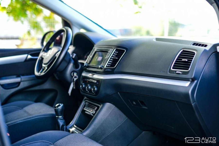 Red Volkswagen Sharan 2018 in Kretinga, with an engine capacity of 2.00 L and mileage of 278 thousand km for 13650 €, photo 14 on AUTOMOTO.COM.LV