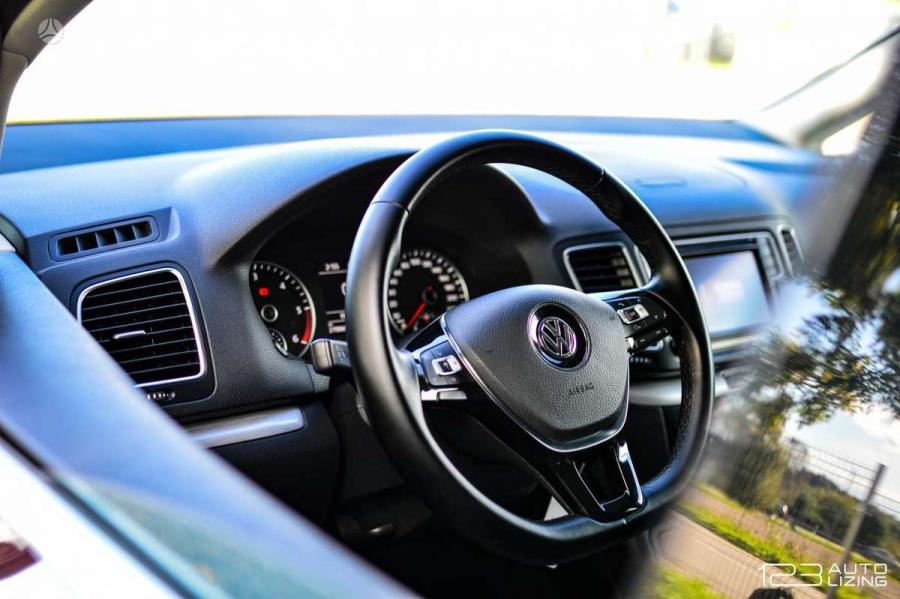 Red Volkswagen Sharan 2018 in Kretinga, with an engine capacity of 2.00 L and mileage of 278 thousand km for 13650 €, photo 16 on AUTOMOTO.COM.LV
