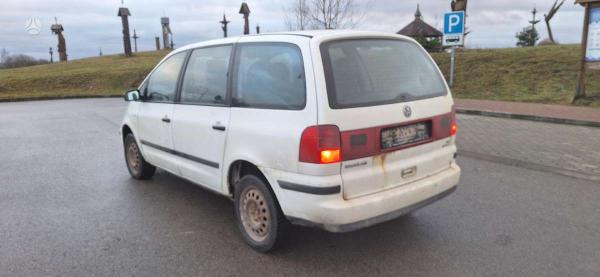 White Volkswagen Sharan 2002 in Trakai, with an engine capacity of 1.90 L and mileage of 249 thousand km for 1950 €, photo 4 on AUTOMOTO.COM.LV