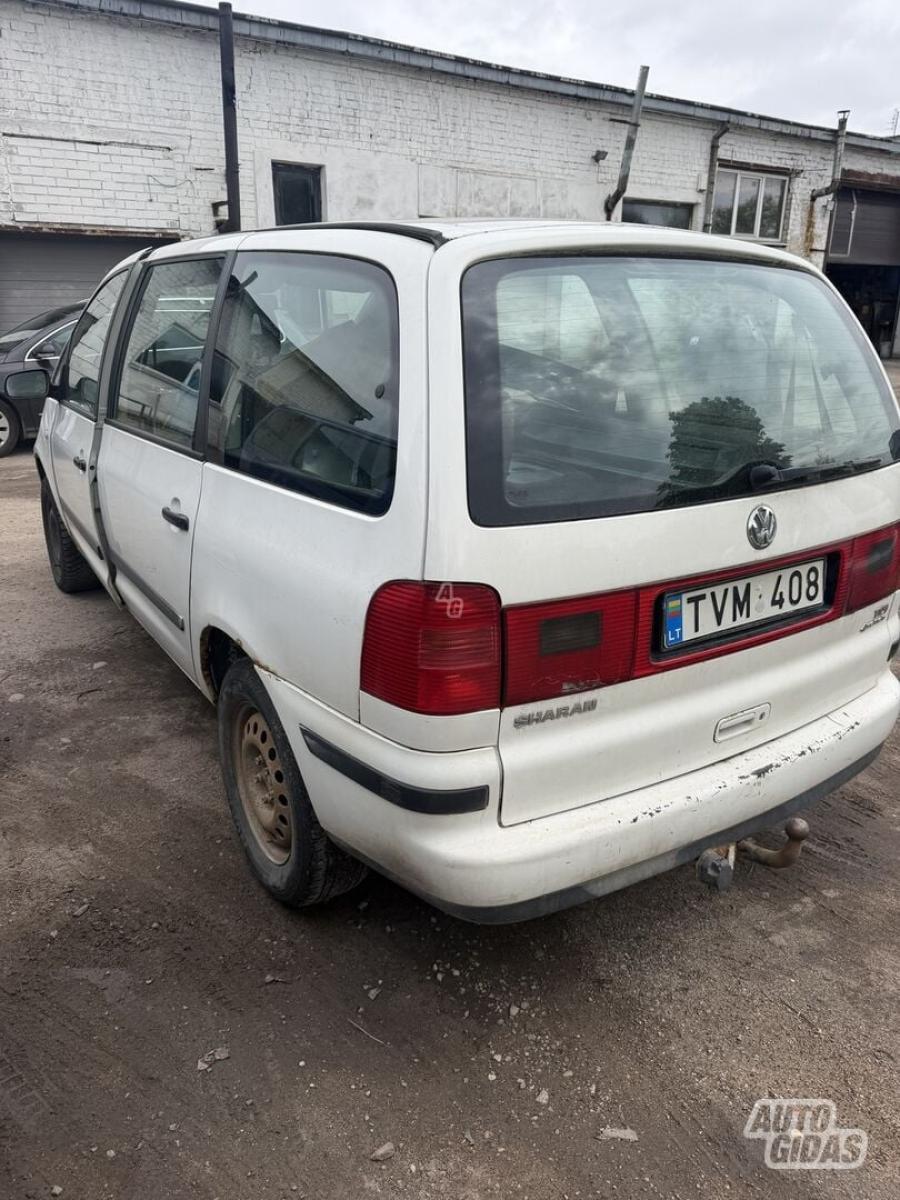White Volkswagen Sharan 2002 in Prienai, with an engine capacity of 1.90 L and mileage of 225 thousand km for 599 €, photo 4 on AUTOMOTO.COM.LV