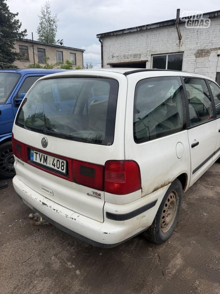 White Volkswagen Sharan 2002 in Prienai, with an engine capacity of 1.90 L and mileage of 225 thousand km for 599 €, photo 5 on AUTOMOTO.COM.LV