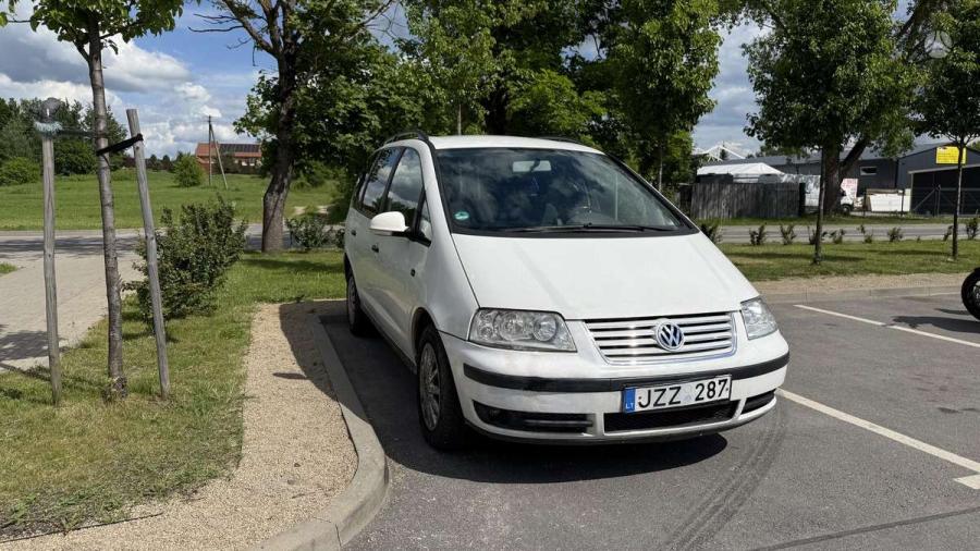 White Volkswagen Sharan 2007 in Vilnius, with an engine capacity of 1.97 L and mileage of 240 thousand km for 2200 €, photo 3 on AUTOMOTO.COM.LV