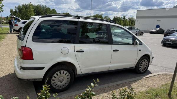 White Volkswagen Sharan 2007 in Vilnius, with an engine capacity of 1.97 L and mileage of 240 thousand km for 2200 €, photo 7 on AUTOMOTO.COM.LV