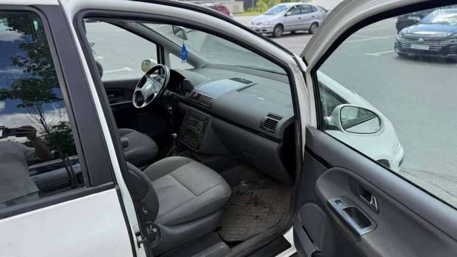 White Volkswagen Sharan 2007 in Vilnius, with an engine capacity of 1.97 L and mileage of 240 thousand km for 2200 €, photo 12 on AUTOMOTO.COM.LV