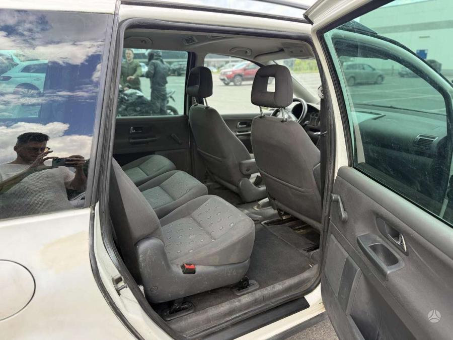 White Volkswagen Sharan 2007 in Vilnius, with an engine capacity of 1.97 L and mileage of 240 thousand km for 2200 €, photo 13 on AUTOMOTO.COM.LV