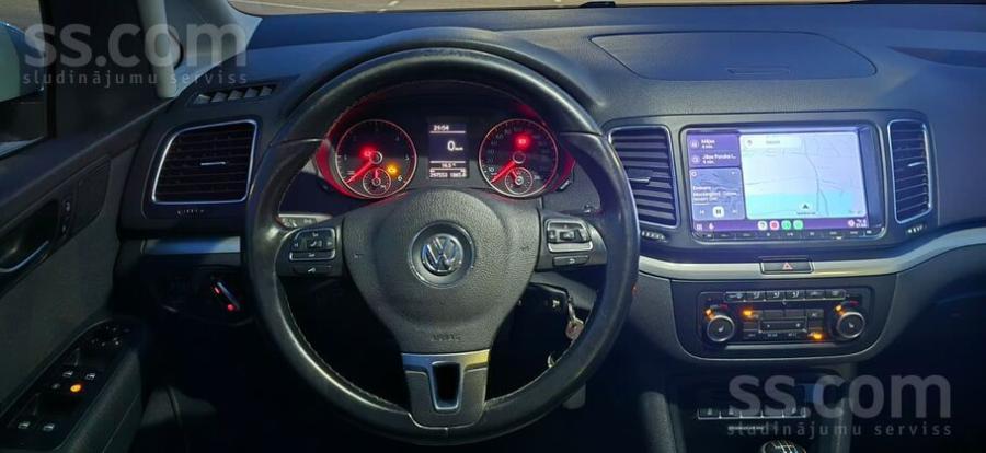 White Volkswagen Sharan 2010 in Cesis, with an engine capacity of 2.00 L and mileage of 298 thousand km for 6750 €, photo 10 on AUTOMOTO.COM.LV