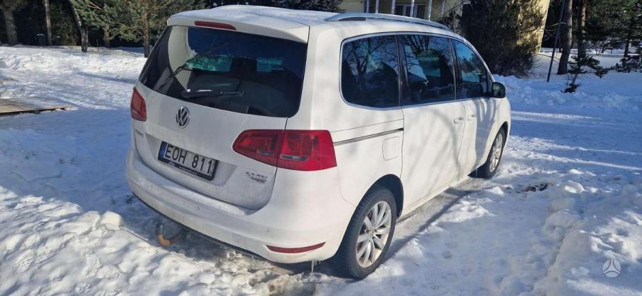White Volkswagen Sharan 2011 in Vilnius, with an engine capacity of 1.97 L and mileage of 210 thousand km for 8500 €, photo 4 on AUTOMOTO.COM.LV