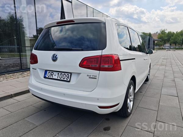 White Volkswagen Sharan 2011 in Riga, with an engine capacity of 2.00 L and mileage of 339 thousand km for 7000 €, photo 7 on AUTOMOTO.COM.LV