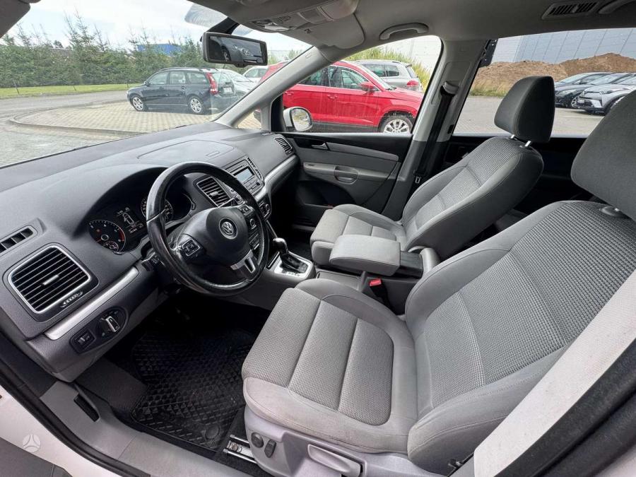 White Volkswagen Sharan 2011 in Kaunas, with an engine capacity of 1.97 L and mileage of 280 thousand km for 5500 €, photo 6 on AUTOMOTO.COM.LV