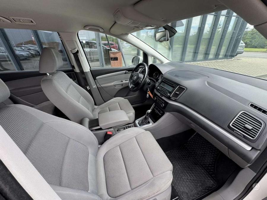 White Volkswagen Sharan 2011 in Kaunas, with an engine capacity of 1.97 L and mileage of 280 thousand km for 5500 €, photo 9 on AUTOMOTO.COM.LV
