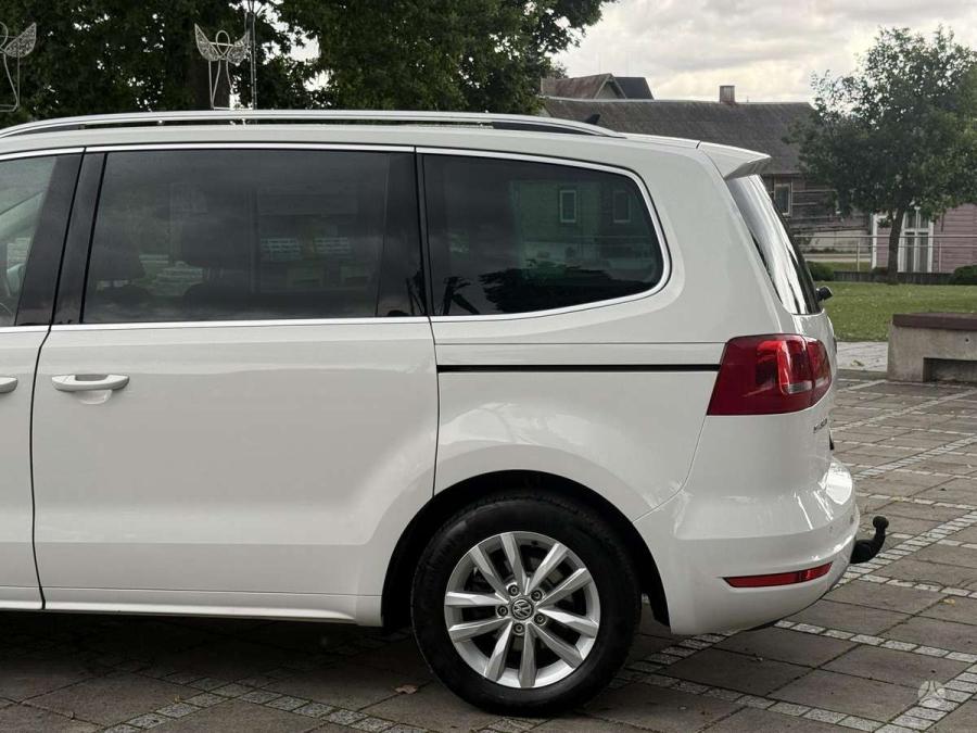 White Volkswagen Sharan 2011 in Kaunas, with an engine capacity of 2.00 L and mileage of 261 thousand km for 6700 €, photo 8 on AUTOMOTO.COM.LV
