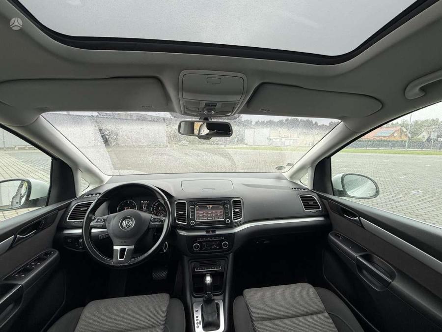 White Volkswagen Sharan 2011 in Kaunas, with an engine capacity of 2.00 L and mileage of 261 thousand km for 6700 €, photo 16 on AUTOMOTO.COM.LV