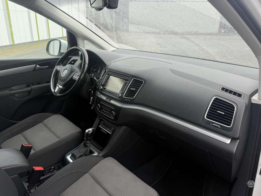 White Volkswagen Sharan 2011 in Kaunas, with an engine capacity of 2.00 L and mileage of 261 thousand km for 6700 €, photo 17 on AUTOMOTO.COM.LV