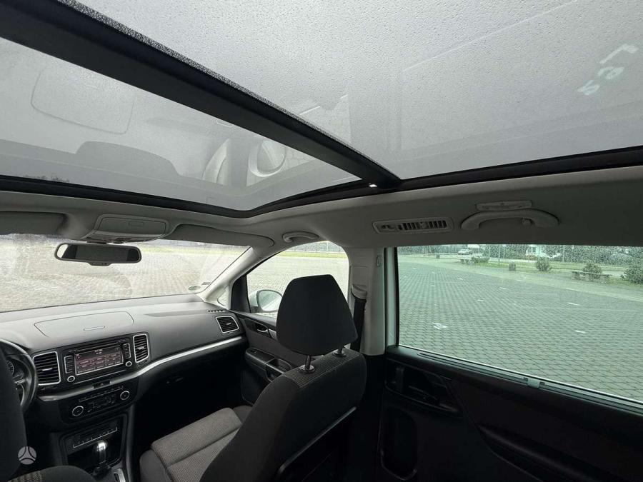 White Volkswagen Sharan 2011 in Kaunas, with an engine capacity of 2.00 L and mileage of 261 thousand km for 6700 €, photo 18 on AUTOMOTO.COM.LV