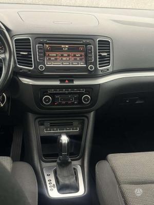 White Volkswagen Sharan 2011 in Kaunas, with an engine capacity of 2.00 L and mileage of 261 thousand km for 6700 €, photo 19 on AUTOMOTO.COM.LV