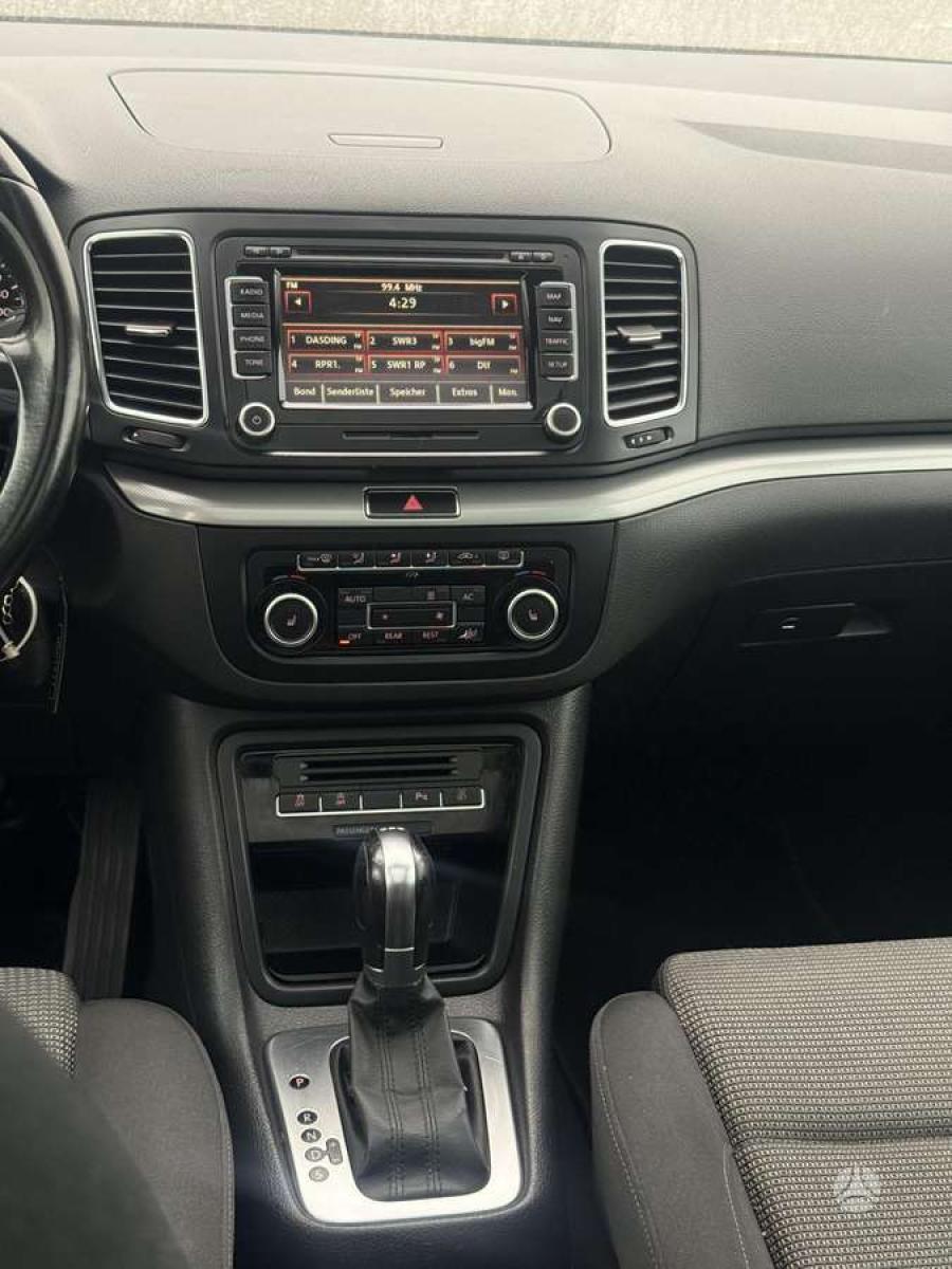 White Volkswagen Sharan 2011 in Kaunas, with an engine capacity of 2.00 L and mileage of 261 thousand km for 6700 €, photo 19 on AUTOMOTO.COM.LV