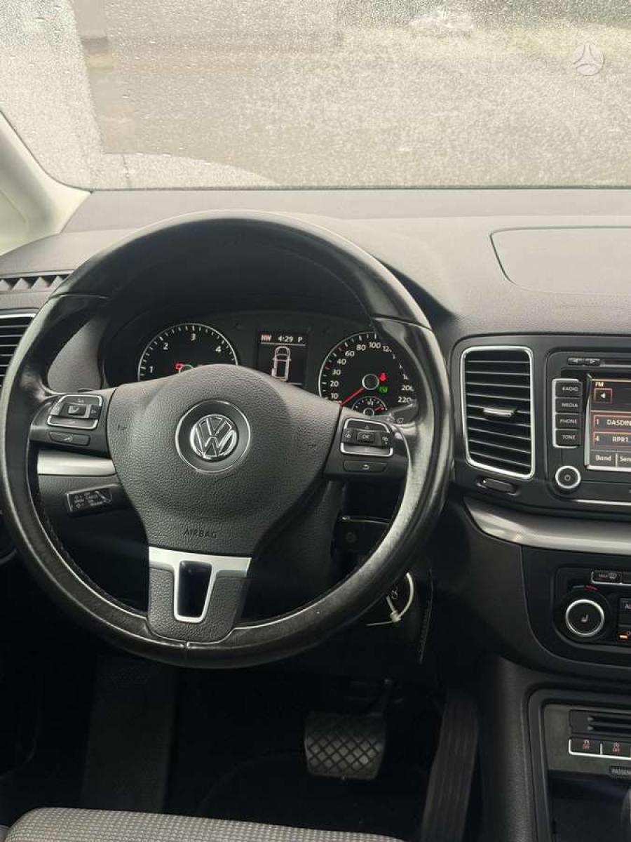 White Volkswagen Sharan 2011 in Kaunas, with an engine capacity of 2.00 L and mileage of 261 thousand km for 6700 €, photo 20 on AUTOMOTO.COM.LV