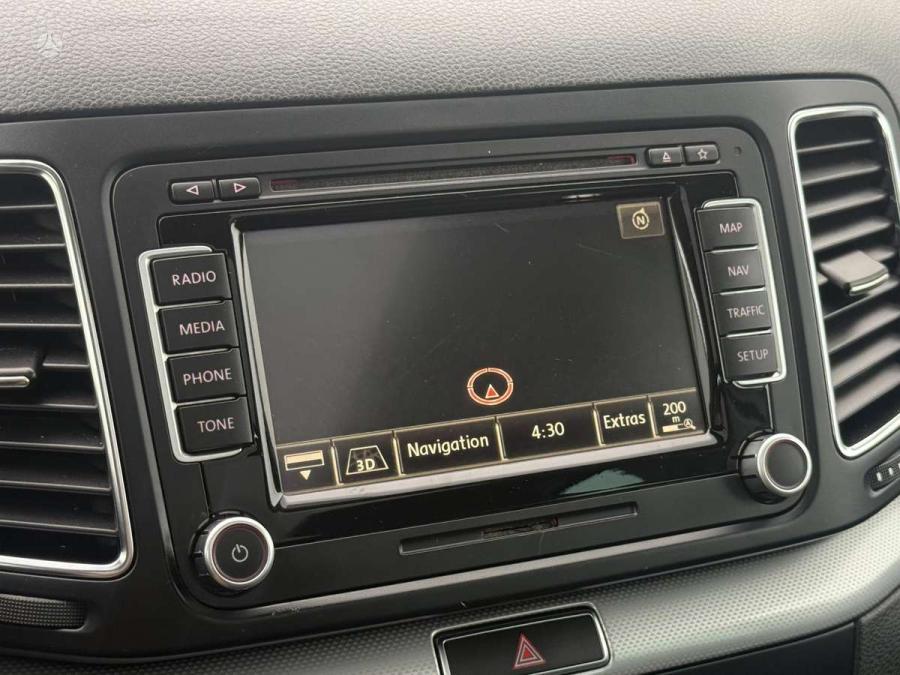 White Volkswagen Sharan 2011 in Kaunas, with an engine capacity of 2.00 L and mileage of 261 thousand km for 6700 €, photo 29 on AUTOMOTO.COM.LV
