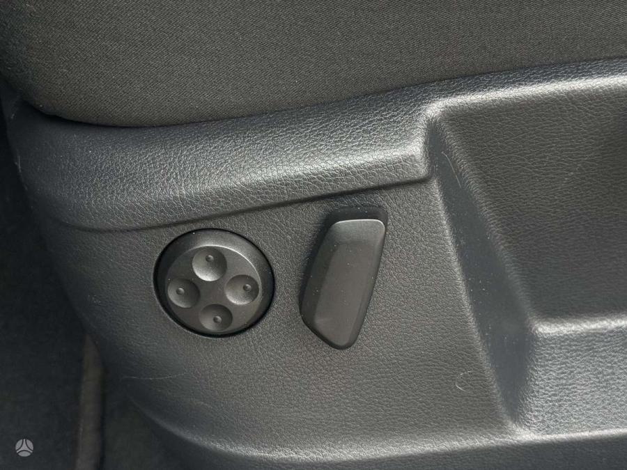 White Volkswagen Sharan 2011 in Kaunas, with an engine capacity of 2.00 L and mileage of 261 thousand km for 6700 €, photo 30 on AUTOMOTO.COM.LV