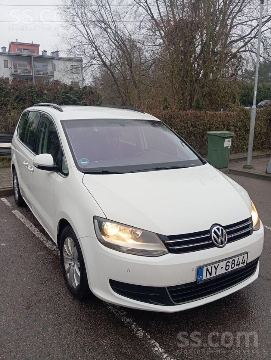 White Volkswagen Sharan 2012 in Riga, with an engine capacity of 2.00 L and mileage of 261 thousand km for 6300 €, photo 6 on AUTOMOTO.COM.LV