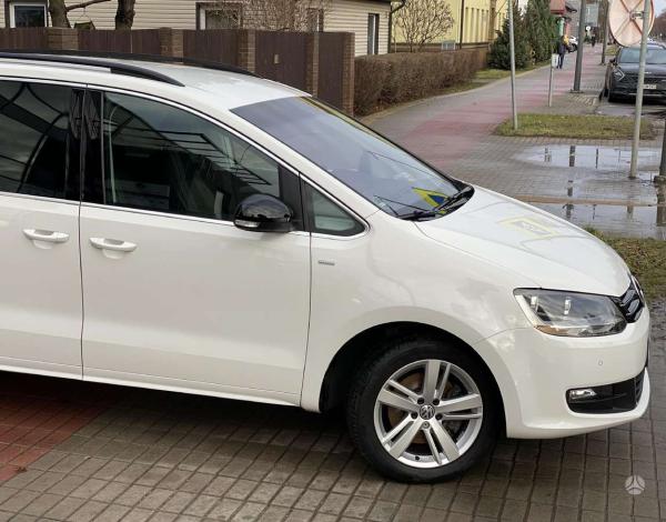 White Volkswagen Sharan 2012 in Marijampole, with an engine capacity of 1.97 L and mileage of 318 thousand km for 7750 €, photo 9 on AUTOMOTO.COM.LV