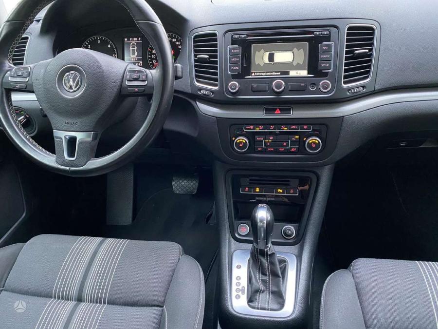 Balts Volkswagen Sharan 2012 Marijampole, ar dzinēja tilpumu 1.97 L un nobraukumu 318 tūkst. km par 7750 €, foto 29 vietnē AUTOMOTO.COM.LV